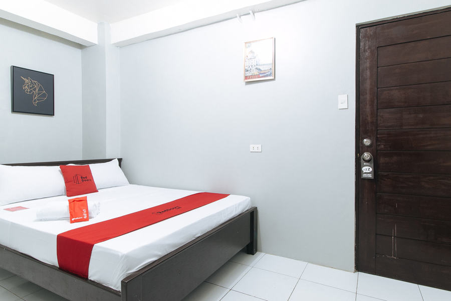 Book RedDoorz near Pasay Rotonda. only at RedDoorz